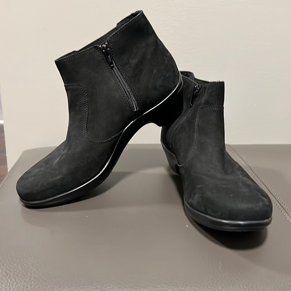 Aravon | Shoes | Aravon Black Suede Bootie | Poshmark
